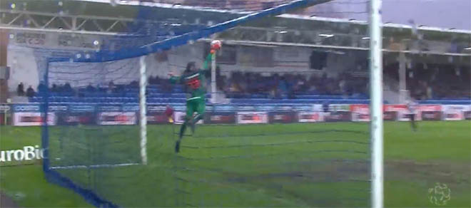 Vagner Silva erra traído pelo terreno e ainda aparece em outros seis ...